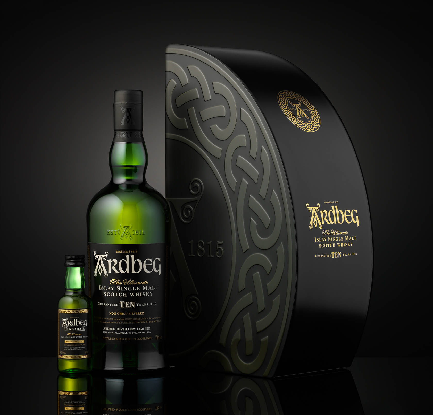 Packshot Factory - Black background - Ardbeg whisky bottle and box