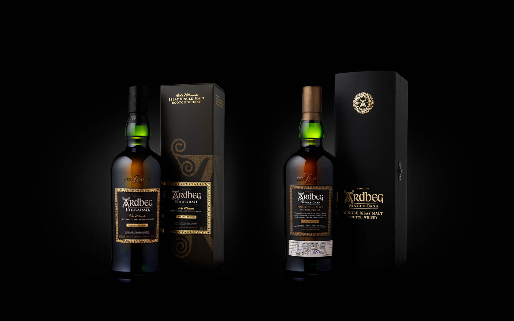 Packshot Factory - Black background - Ardbeg whisky bottle box set