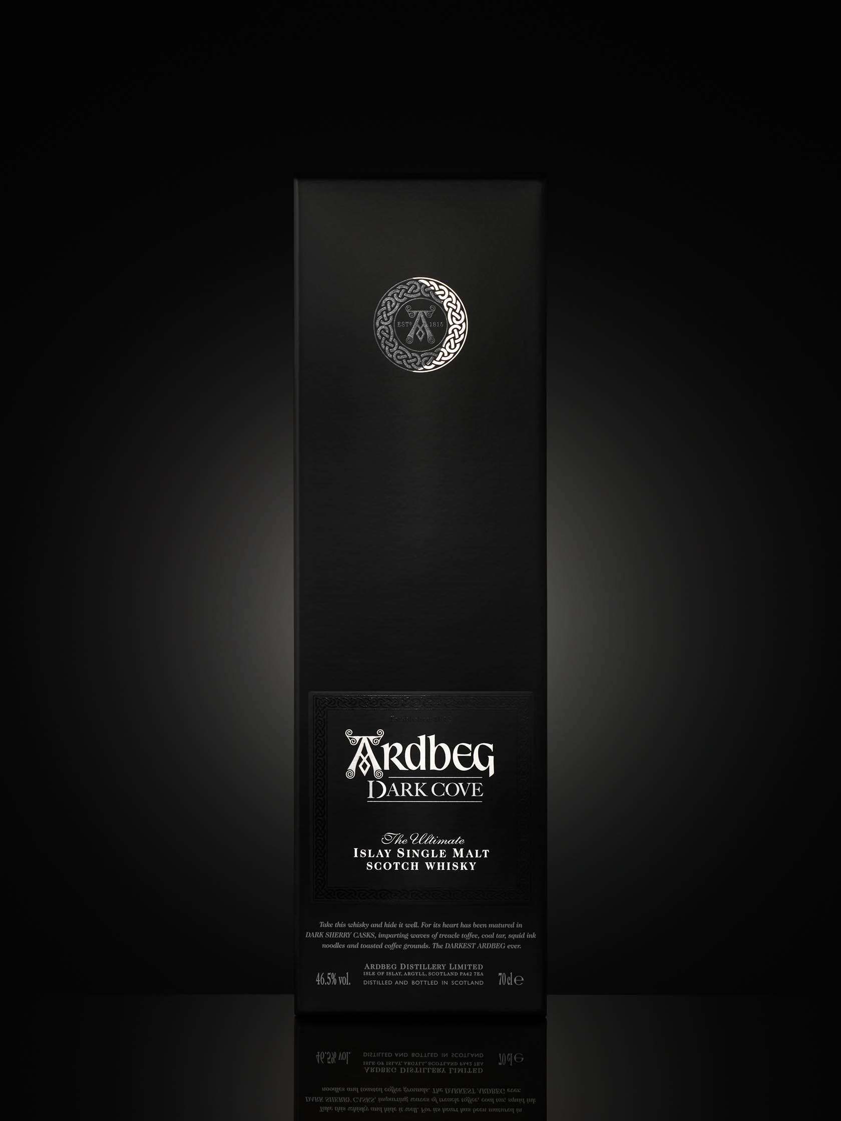 Packshot Factory - Black background - Ardbeg whisky box