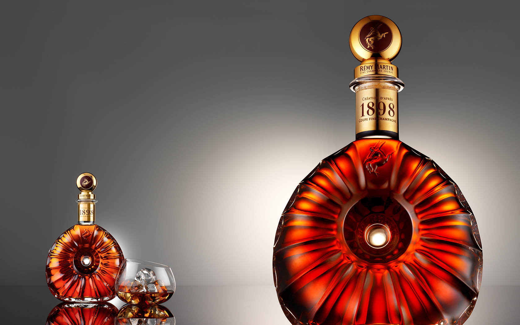 Packshot Factory - Bottle - Remy Martin cognac bottle and serve