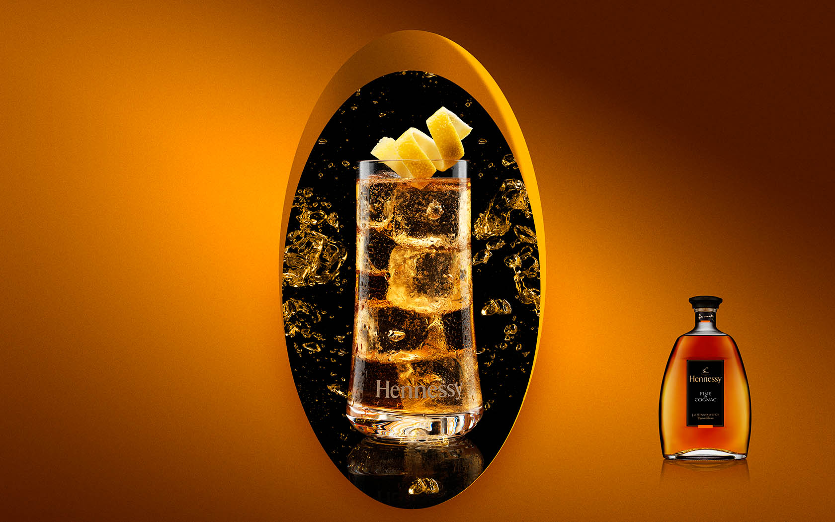 Packshot Factory - Serve - Hennessy cognac bottle and serve