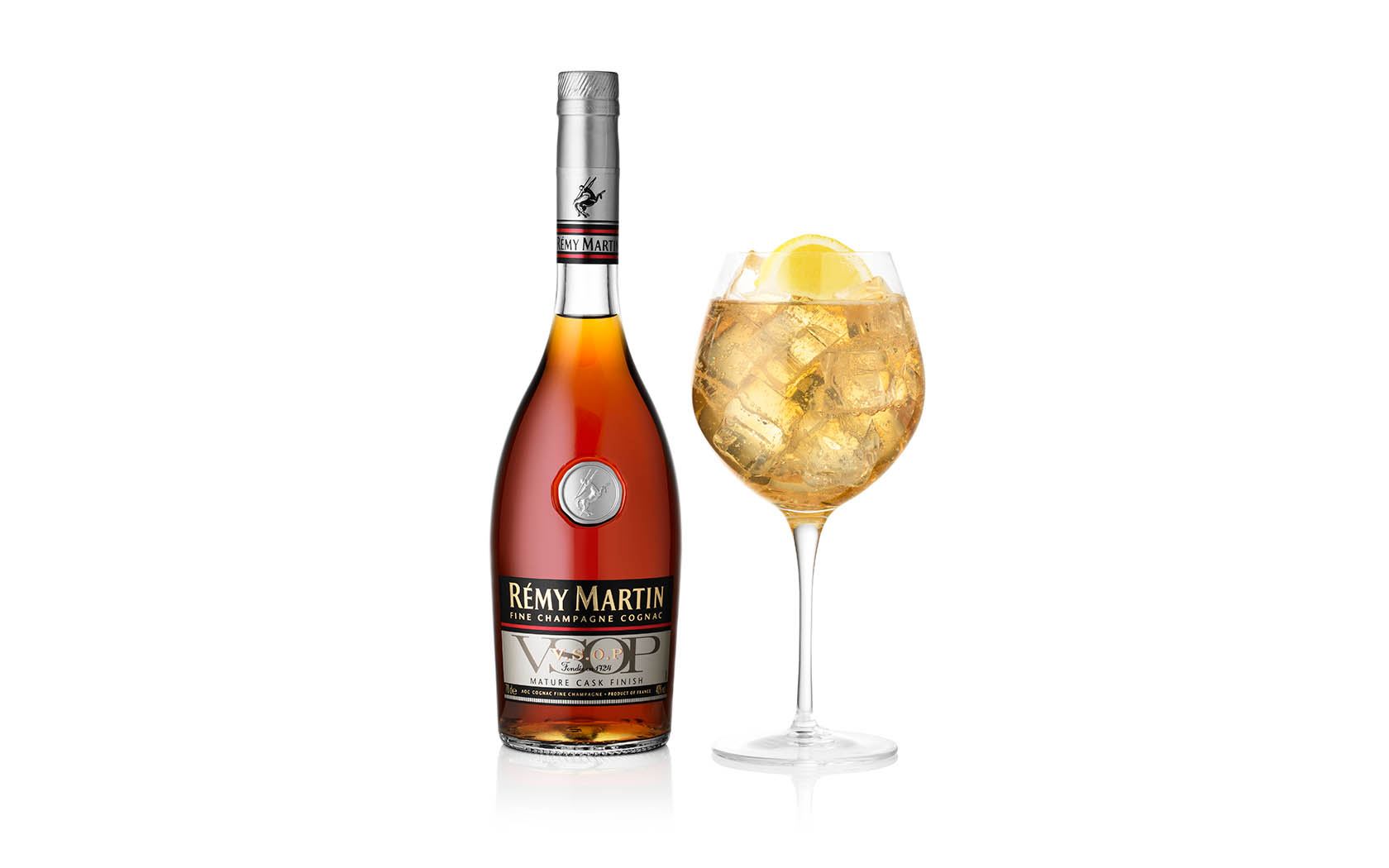 Packshot Factory - Spirit - Remy Martin whisky bottle and serve