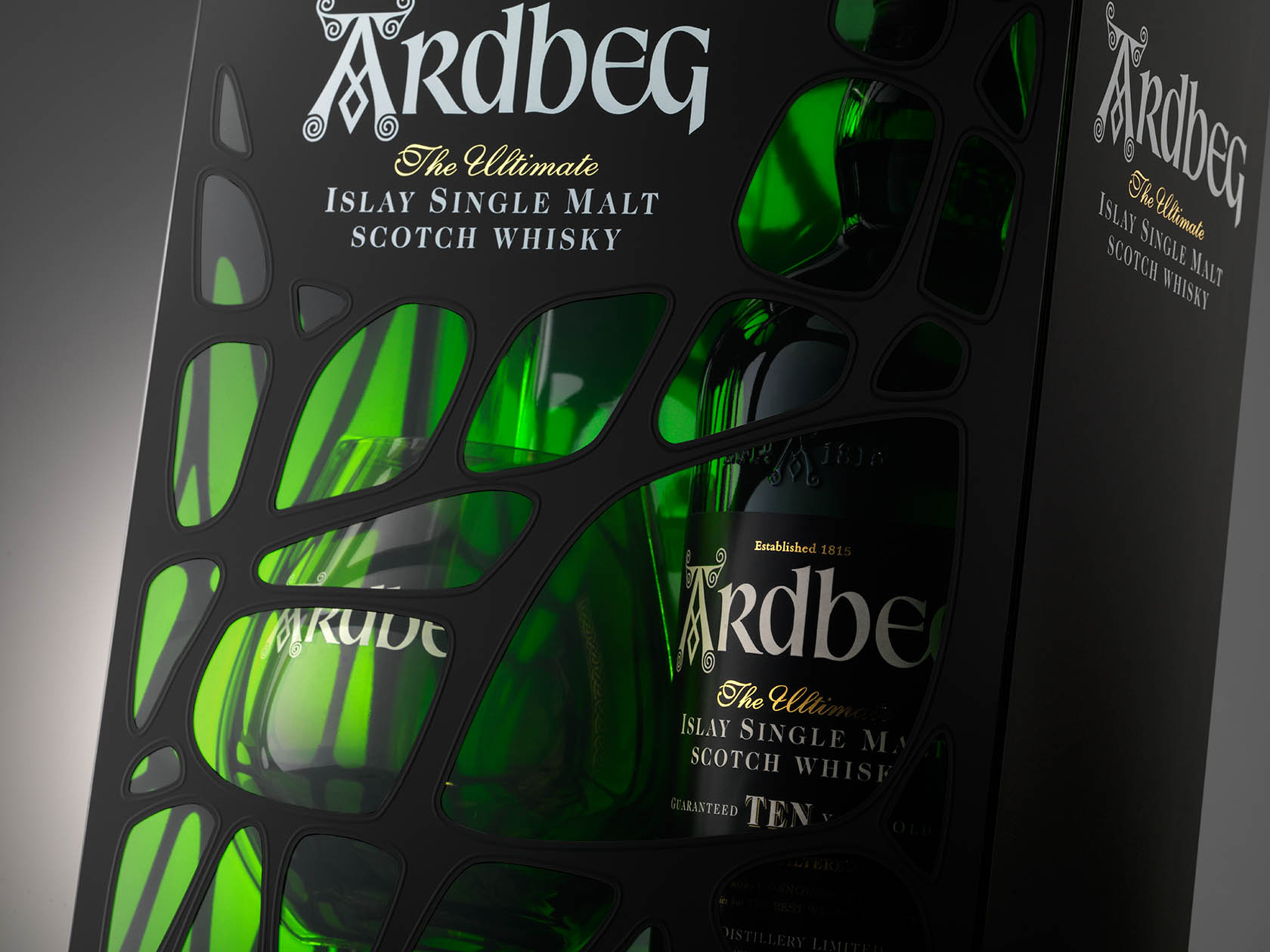 Packshot Factory - Whisky - Ardbeg whisky bottle land glass box set