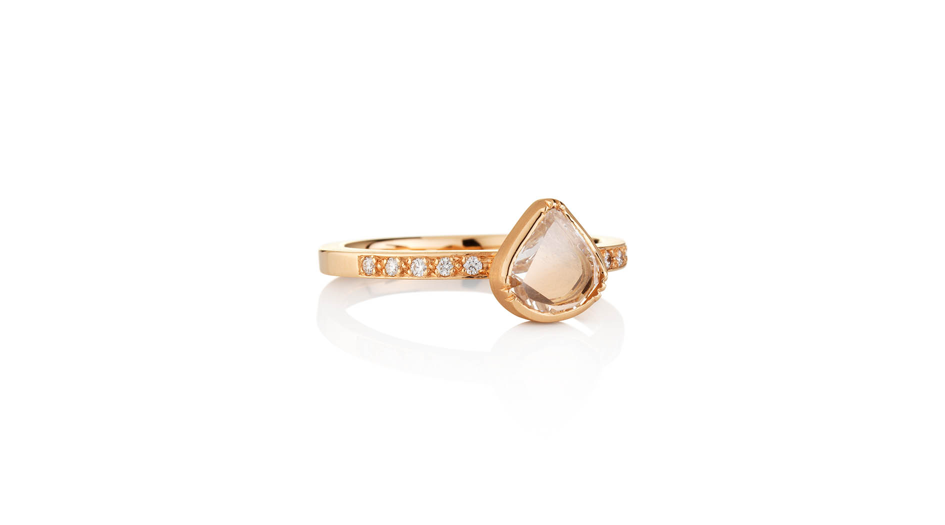 Packshot Factory - White background - Gold ring